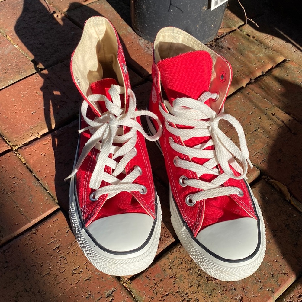 Red High-Top Converse Chuck Taylor All Stars - Gem
